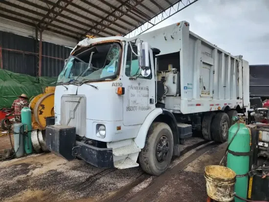 1996-volvo-wx-xpeditor-truck-delivery