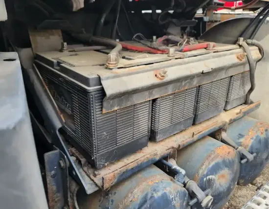 (Used) 2005 Volvo VNL, BATTERY BOX (P-112144)